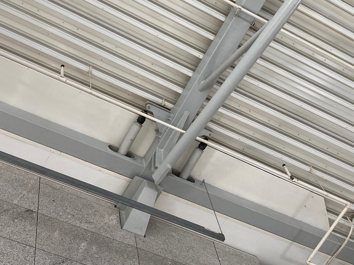 Alternative design of the steel framework roof of the departure hall at ...